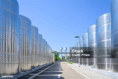 와인 스틸 탱크 현대 와인 메이커 공장의 장비 와인 저장을위한 배럴 발효 알코올 증류를위한 장비 순수한 알코올을위한 준비 워크샵 0명에 대한 스톡 사진 및 기타 이미지