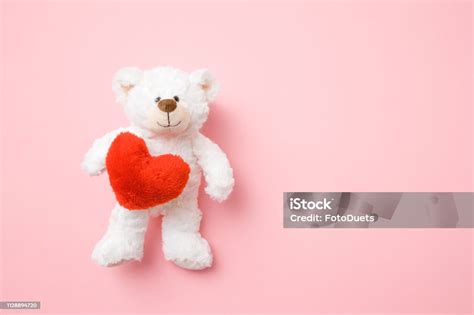 흰 곰 파스텔 핑크 배경에 빨간 부드러운 마음을 들고 웃 고 행복 긍정적인 생각에 대 한 조롱 감정 감상 아름 다운 텍스트 견적 또는 말을 위한 빈 장소 테디 베어에 대한