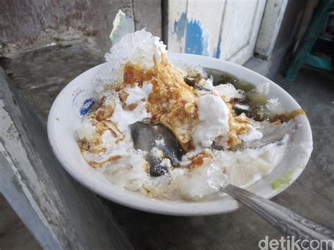 Manis Gurih Es Cuing Legendaris Racikan Mang Ozy