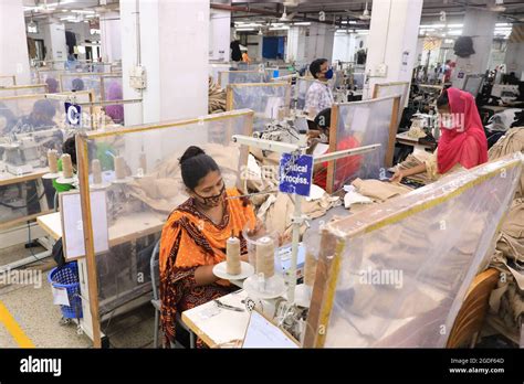 Non Exclusive Dhaka Bangladesh August 12 A Woman Manufactures