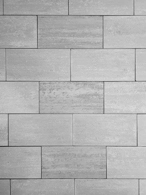 Серые текстурированные керамические плитки выложены офсетом Премиум фото