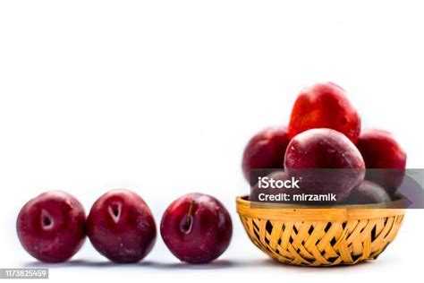 어떤 목적으로든 사용하기 쉬운 흰색으로 분리 된 갈색 바구니에 생 유기농 빨간 잘 익은 자두 0명에 대한 스톡 사진 및 기타 이미지 Istock
