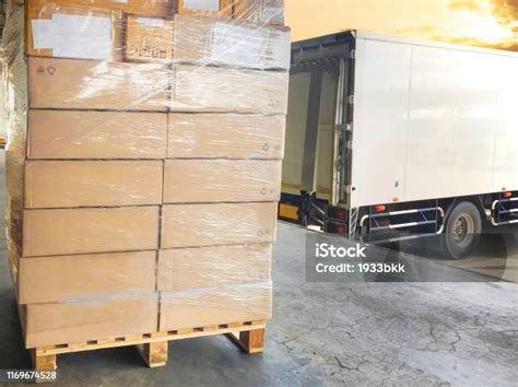 나무 팔레트에 골판지 상자의 스택 창고에서 트럭 도킹화물 공장 산업 건물에 대한 스톡 사진 및 기타 이미지 공장 산업 건물 교통수단 나름 Istock