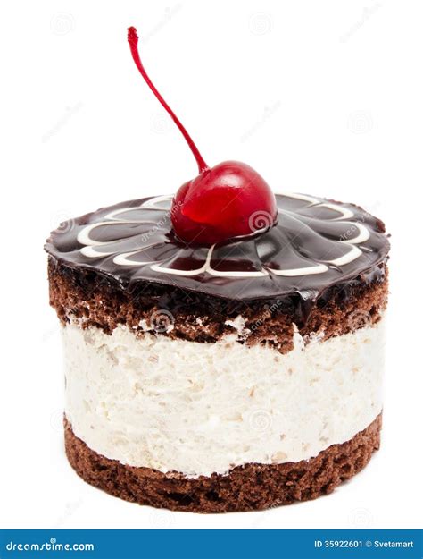 Шоколадный торт с вишней на верхней замороженности изолированной на белизне Стоковое Изображение