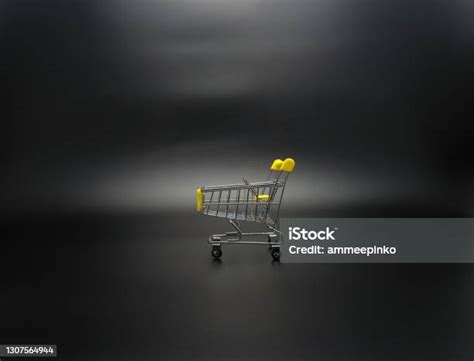 복사 공간이있는 검은 색 배경에 작은 노란색 금속 쇼핑 카트 블랙 프라이데이 자정 세일 온라인 쇼핑 또는 배달 개념 0명에 대한 스톡 사진 및 기타 이미지 Istock