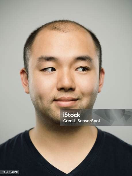 옆을 바라보는 행복 한 표정을 가진 진짜 젊은 성인 중국 남자의 초상화 일본 민족에 대한 스톡 사진 및 기타 이미지 일본