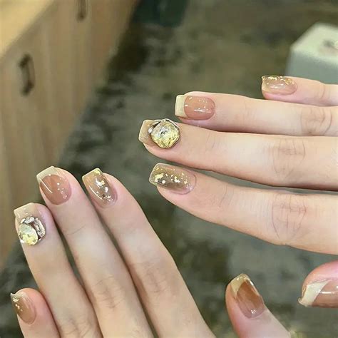 반짝이는 거대한 다이아몬드를 장식한 손톱에 달린 달걀껍질 조각과 잉크가 묻은 네일 아트 조각들 가을 필수템 Temu Republic Of Korea