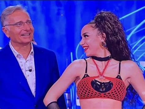 Alessia Amendolagine Chi è Sfilata Ciao Darwin 9 Trasparenze Sexy E Movenze Che Lasciano