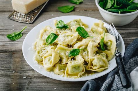 Равиоли с рикоттой и шпинатом – простой и вкусный рецепт, как ...