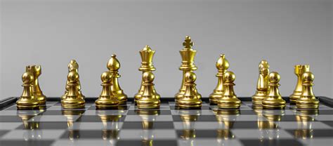 전투 중 체스판에서 골드 체스 피겨 팀이 상대와 대결을 펼쳤습니다 전략 성공 관리 비즈니스 계획 생각 교육 및 리더 개념 0명에 대한 스톡 사진 및 기타 이미지 Istock