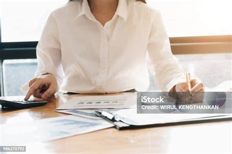 서류와 계산기 기사 쓰기 블로그 아이디어 프리랜서 작가 블로거 복사 작가 개념 여성 작업 경영자에 대한 스톡 사진 및 기타 이미지 Istock