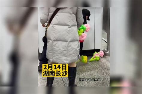 保安大叔将不能进地铁站的气球花送给出站的姑娘们
