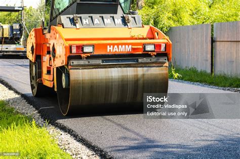 노동자와 아스팔트 기계 부쿠레슈티 루마니아 2022에서 새로운 도로의 건설 아스팔트 0명에 대한 스톡 사진 및 기타 이미지 0명 거리 건설 기계류 Istock