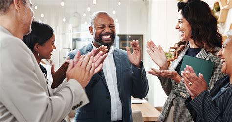 행복하고 사업가 또는 팀 사무실에서 축하 승진 또는 좋은 소식에 박수를 보냅니다 신이 난 남성과 직원 그룹은 동기 부여를 위해 미소를 지으며 박수를 치거나 직장에서 함께