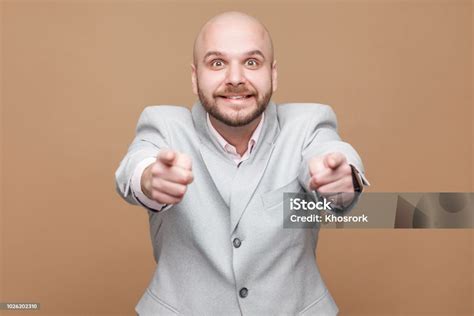 당신을 알아요 잘생긴 중간 세 대머리 수염된 사업가의 고전적인 빛 회색 양복 서 웃는 얼굴로 카메라를 바라보 고 있는 초상화 남자에 대한 스톡 사진 및 기타 이미지 Istock