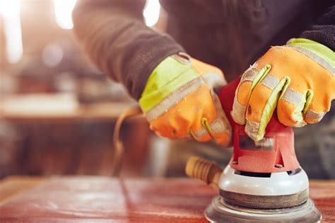 레트로 빈티지 워크샵에서 궤도 전기 샌 더를 사용 하 여 남성 목수 가구에 대한 스톡 사진 및 기타 이미지 가구 건설