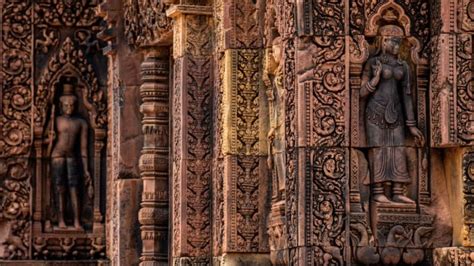 លក្ខណៈពិសេសរបស់ប្រាសាទបន្ទាយស្រី គឺមានចម្លាក់ទេពអប្សរាចំនួន១៥០០ សុទ្ធតែខុសគ្នាទាំងអស់ Tnaot