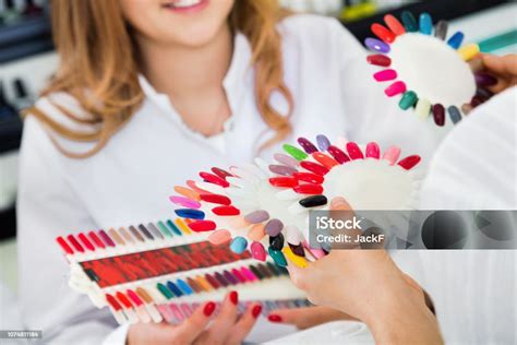 클로즈업에서 네일 살롱에서 손톱을 하 고 여성 클라이언트 20 29세에 대한 스톡 사진 및 기타 이미지 20 29세 고객 고급 Istock