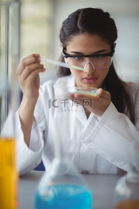 细心的女学生在实验室里做实验高清摄影大图 千库网