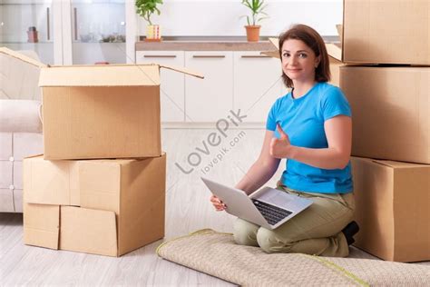 새 아파트로 이사하는 중년 여성 사진 사진 무료 다운로드 Lovepik
