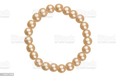 흰색 배경에 고립 중간 진주 같은 라운드 구슬 클리핑 경로 포함 베이 지 라운드 탄성 팔찌 0명에 대한 스톡 사진 및 기타 이미지 Istock