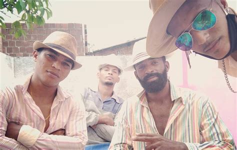 Pedreiros pernambucanos fazem cover de Sweet Dreams e são notados pela cantora Annie Lennox