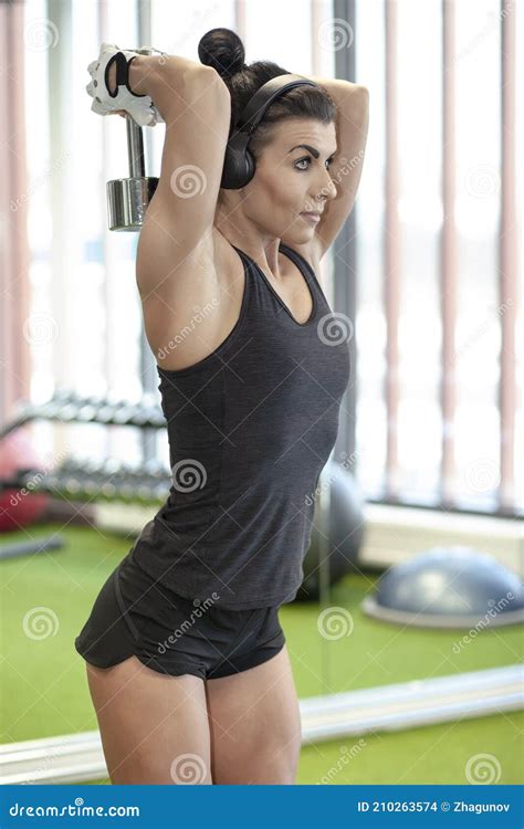 Gimnasia Joven En El Gimnasio Haciendo Ejercicios Foto De Archivo Imagen De Culturista