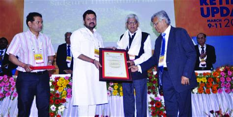 Prof Amod Gupta Receiving The Sadguru Humanitarian Award 2018 From Mr Download Scientific