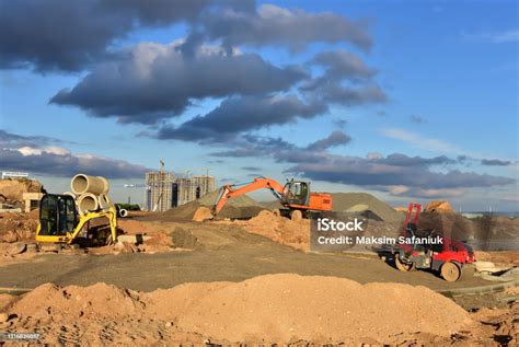 도로 건설에서 굴삭기와 도로 롤러 아스팔트 파버 기계와 도로 공사용 중장비 도로에 대한 스톡 사진 및 기타 이미지 도로