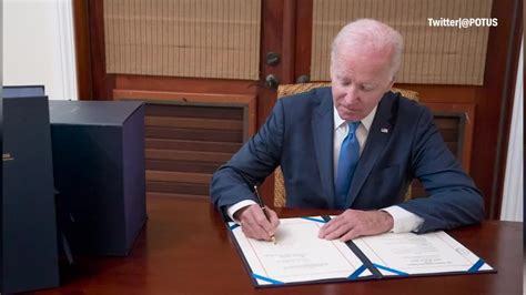 Biden Signs 17 Trillion Bill Funding Government Operations Wsvn