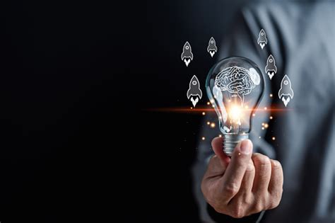 로켓 아이콘의 비즈니스 여정을 시작하고 우리의 목표 빠른 시작 모멘텀을 향해 가속화하십시오 목표는 성공을 달성하고 결단력과 혁신을 통해 전진하는 것입니다 Brand Name