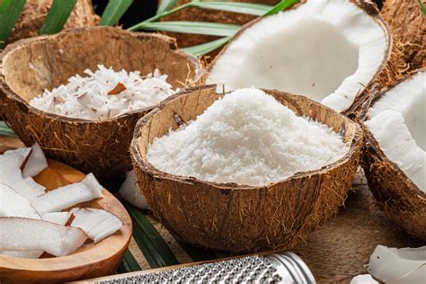 갓 뜯은 코코넛과 코코넛 조각 플레이크 코코넛 잎이 나무 테이블에 놓여 있습니다 프로젝트에 좋은 과일 배경 건강한 생활방식에 대한 스톡 사진 및 기타 이미지 Istock