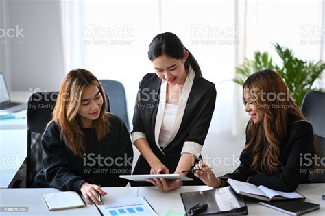 현대 사무실에서 함께 프로젝트를 작업하는 세 명의 비즈니스 동료 20 24세에 대한 스톡 사진 및 기타 이미지 20 24세 25 29세 경영자 Istock