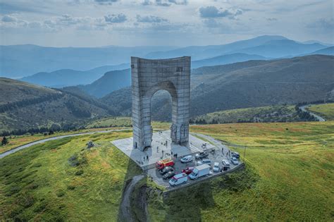 Доброволци от българска фондация почистиха „Арката на свободата“ в местността Беклемето СНИМКИ