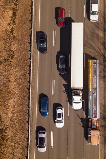 고속도로에서 교통 체증이 느립니다 자동차와 트럭 조감도 0명에 대한 스톡 사진 및 기타 이미지 0명 5번 주 간 고속도로 거리 Istock
