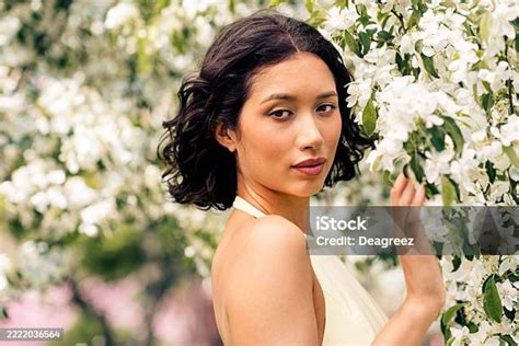 경치 좋은 정원에서 활짝 핀 꽃에 둘러싸여 봄날을 즐기는 화려한 여자 20 24세에 대한 스톡 사진 및 기타 이미지 20 24세 갈색 머리 거리 Istock