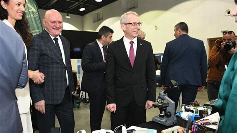 Близо 100 000 ученици и учители повишиха дигиталните си умения по проекти на МОН