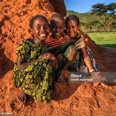 디지털 태블릿을 사용 하 여 작은 아프리카 어린이 들 동 아프리카 태블릿에 대한 스톡 사진 및 기타 이미지 태블릿 3 명 개발 도상국 Istock