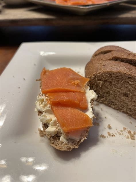 훈제연어 오픈 샌드위치