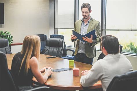 회의에서 회의실 동료 그룹에 프리젠 테이션을하는 남자 파일에 대한 스톡 사진 및 기타 이미지 파일 프리젠테이션 연설 25 29세 Istock