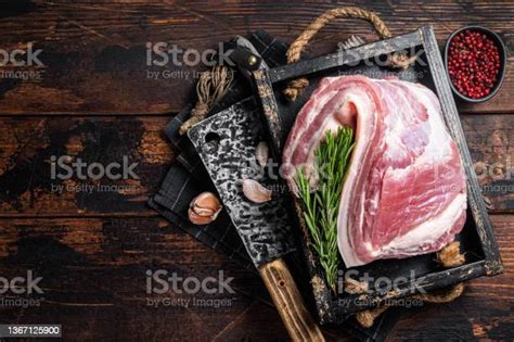 유기농 요리되지 않은 돼지 고기 배 백리향이있는 나무 접시에 생 베이컨 고기 나무 배경 맨 위 보기입니다 복사 공간 0명에 대한 스톡 사진 및 기타 이미지 Istock