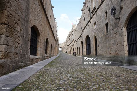 기사단의 거리 로도스 구시가지에서 가장 유명한 거리 로도스 섬 그리스 로도스 기사단의 거리는 세계에서 가장 잘 보존된 중세 기념물 중 하나입니다 거리에 대한 스톡 사진 및