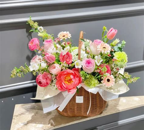 아이린플라워롯데백화점잠실점 코랄작약이 돋보이는 예쁜 꽃바구니😊 토요일인 오늘도 새 꽃이 가득
