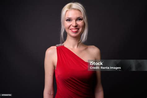 회색 배경 빨간 비대칭 긴 드레스를 입고 금발 머리와 아름 다운 여자 드레스에 대한 스톡 사진 및 기타 이미지 드레스 비대칭 의류 30 34세 Istock