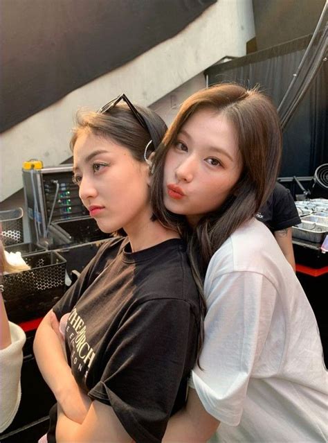 Sana And Jihyo Twice Kpop Girls Twice Twice Jihyo