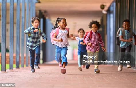학교에서 야외 보도를 따라 달리는 다문화 초등학교 학생 그룹 아이에 대한 스톡 사진 및 기타 이미지 아이 교육 학교 건물 Istock