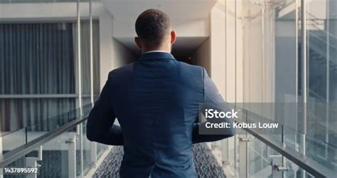 뒷모습 사무실 복도 회사 직장에서 일할 준비가 된 사업가 후면보기 직원 또는 남성 Ceo 관리자 및 리더가 영업 또는 재무 회의를 위해 기업 회의실로 이동합니다 후면에 대한