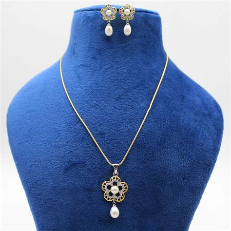 How To Choose The Perfect Pearl Necklace For Women Online Theomnibuzz