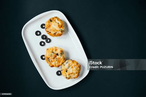 검은 배경에 시금치 치즈 야채를 곁들인 컵케이크 건강한 아침 식사 개념 복사 공간 0명에 대한 스톡 사진 및 기타 이미지 0명 갈색 개념 Istock