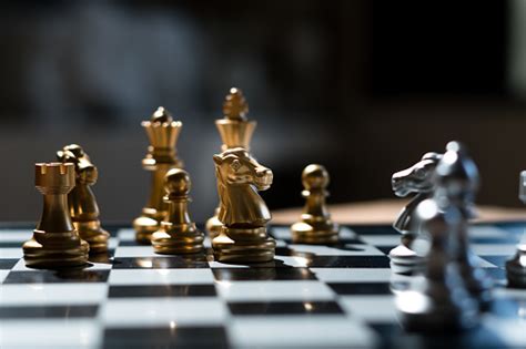 비즈니스 경쟁 및 마케팅 전략 기획 개념의 골든 체스 팀 우승자 0명에 대한 스톡 사진 및 기타 이미지 0명 갇힌 결심 Istock
